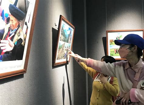 扶贫办和研究中心党支部参观昆明市脱贫攻坚摄影展 昆明学院 昆明学院官方网站