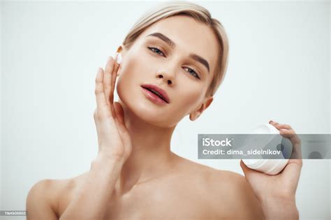 피부 타입에 가장 적합한 보습제 그녀의 얼굴에 크림을 확산 화려한 젊은 여자의 초상화 스튜디오 샷 30 39세에 대한 스톡 사진 및 기타 이미지 Istock