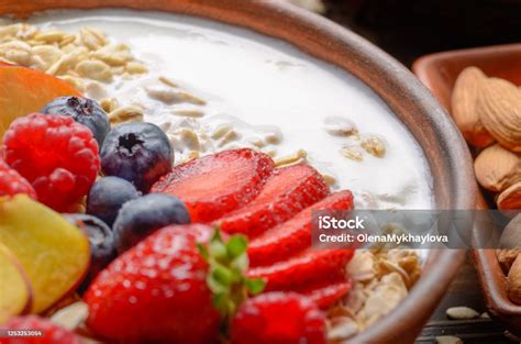 복숭아 딸기 아몬드와 블랙 베리와 과일 건강 뮤즐리 나무 부엌 테이블에 요구르트와 점토 접시 0명에 대한 스톡 사진 및 기타 이미지 Istock