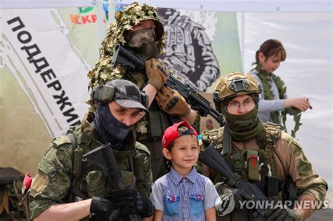러시아 국경일 맞아 기념사진 찍는 시민들 연합뉴스