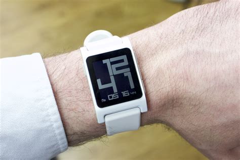 Начались продажи смарт часов с E Ink экраном Pebble 2