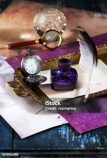빈티지 잉크병 깃털 펜 종이 유리 돋보기를 누릅니다 레트로 컨셉 개념에 대한 스톡 사진 및 기타 이미지 개념 개념과 주제 고대의 Istock
