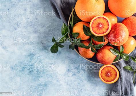 세라믹 플레이트 푸른 배경에 잎과 잘 익은 수분이 많은 시칠리아 혈액 오렌지 0명에 대한 스톡 사진 및 기타 이미지 0명 감귤류 과일 건강한 식생활 Istock