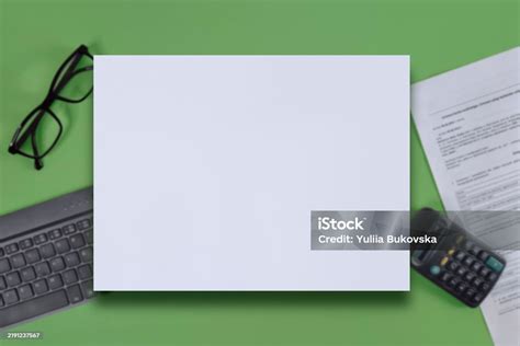 안경 키보드 문서 녹색 사무실 테이블에 계산기 평면도의 배경에 복사 공간이 있는 빈 사무실 종이 모형 0명에 대한 스톡 사진 및 기타 이미지 Istock