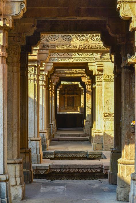 Intrincadas Columnas Arquitectónicas En El Pozo Escalonado De Adalaj