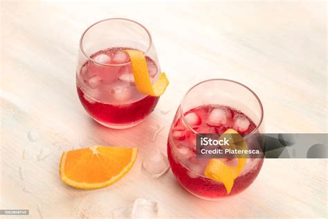 캄 파리 오렌지 묘미와 두 활기찬 칵테일 Garnishes 복사 공간 밝은 배경에 얼음 조각으로 각얼음에 대한 스톡 사진 및