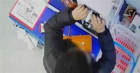 아이스크림 매장 기계에 뭘 넣는 거야···사장은 덜덜 떨었다