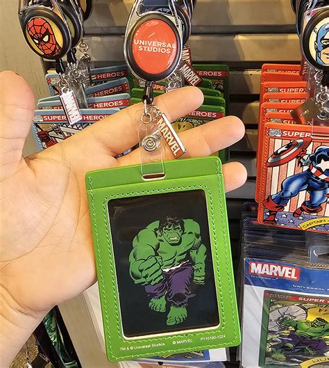 Universal Studios Parks Marvel Comic Retractable Badge Reel The Hulk