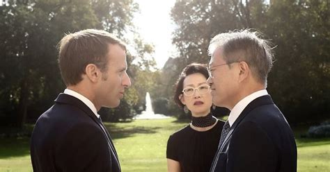 엘리제 궁 정원에 나란히 선 한 프랑스 정상