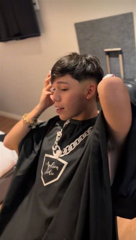 Jere Klein Cortándose El Pelo🫦🫦😍 Celebridades Bonitos Celebridades