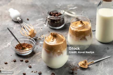 달고나 거품 커피가 든 유리잔 2개 새로운 인기 음식과 음료 트렌드 트렌디한 한국 커피 아이스 커피에 대한 스톡 사진 및 기타