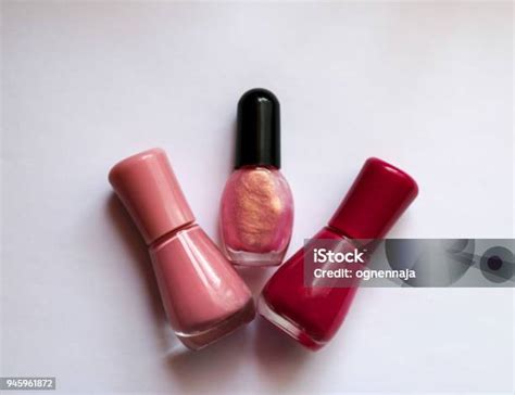 흰색 바탕에 분홍색 래커 손톱 분홍색 매니큐어의 매력적인 색상입니다 Lacomania입니다 Lacomanyak 휴일 0명에 대한