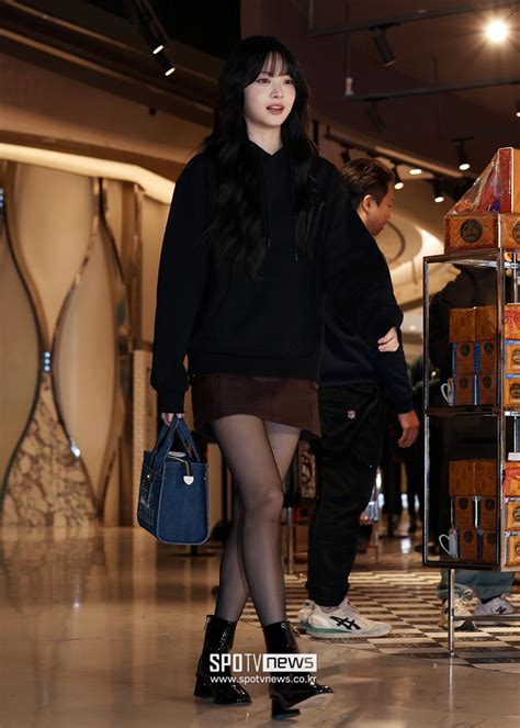 [포토s] 르세라핌 홍은채 매끈한 각선미 돋보이는 초미니 스커트