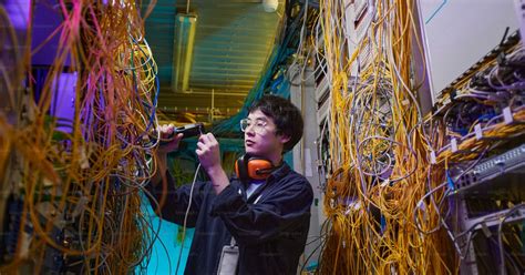 서버실에서 케이블을 연결하는 젊은 네트워크 기술자의 허리 위로 초상화 복사 공간 사진 Unsplash의 남자 이미지