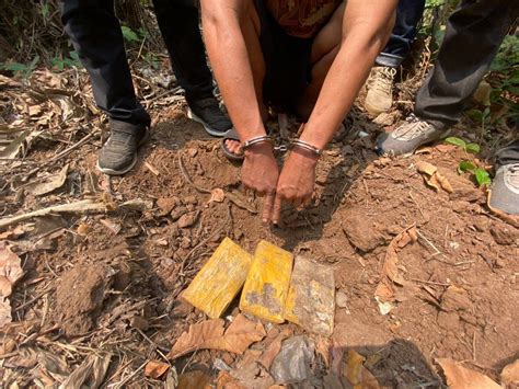 เจ้าหน้าที่สนธิกำลังร่วม 3 ฝ่าย เข้าปิดล้อมตรวจค้นการลักลอบจำหน่ายของกลุ่มผู้ค้าเสพยาเสพติด ใน