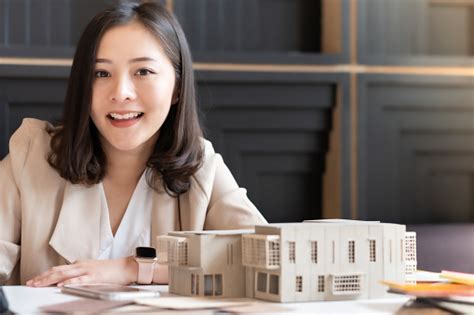 쇼룸에서 재료 샘플 보드작업하는 건축가 또는 인테리어 디자이너 부동산 가정 장식의 사업 창의적인 사람들이 일터에서 일합니다 사무실 책상에서 컬러 팔레트로 작업하는 젊은