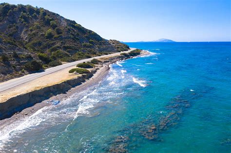 드론 촬영 그리스 로도스 섬 해안을 따라 아스팔트 도로 Eparod 칼라바르다스엠포나 로드 그리스에 대한 스톡 사진 및 기타 이미지 Istock