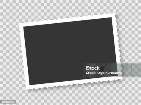 투명 한 배경에 빈티지 사진 프레임 모양의 가장자리가 매달려 현실적인 복고풍 사진 사각형 빈 스냅 샷 포토 프레임 빈 몽타주 템플릿 벡터 메모리 앨범 모형 3차원 형태에