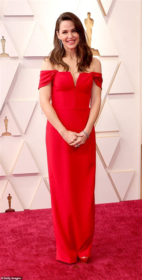 Oscars 2022 Jennifer Garner Stuns In Plunging Red Gown At 94th Academy