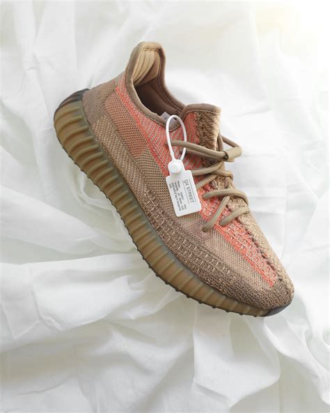 흰색 바탕에 스 니 커 즈 사진 · 무료 스톡 사진