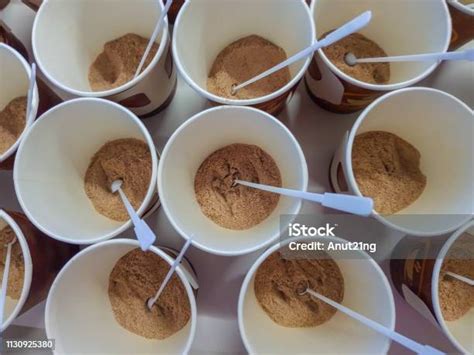 인스턴트 커피 분말 3 In 1 컵에 우유 가루와 설탕이 섞여 있습니다 0명에 대한 스톡 사진 및 기타 이미지 0명 가루 설탕 가루로 빻은 Istock