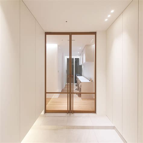 아이엠im 금속중문 현관중문 유리중문 발색 마감 도어의 장점은 단연 고급스러운 색감이라고 할 수 있습니다 빛을 받는 방향에 따라 헤어라인이 내는 광의