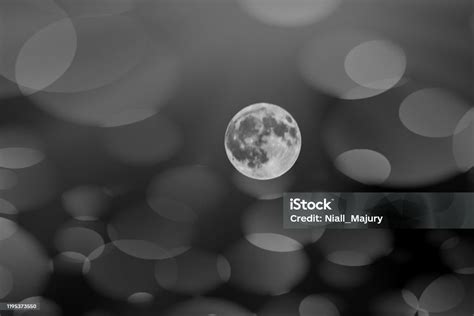 보케 효과로 조작 된 어두운 하늘에 대한 보름달 0명에 대한 스톡 사진 및 기타 이미지 0명 고대비 달 표면 Istock