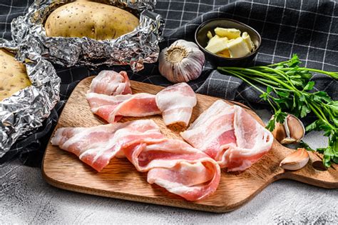 구운 감자를 요리하기위한 조리법 재료 베이컨 버터 파슬리와 치즈 회색 배경 위쪽 보기 0명에 대한 스톡 사진 및 기타 이미지