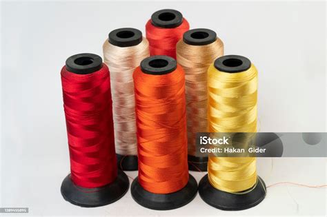 흰색 배경에 고립 된 다채로운 보빈 로프 보빈 원사 상단 보기 선택적 초점 0명에 대한 스톡 사진 및 기타 이미지 0명 공예 노랑 Istock