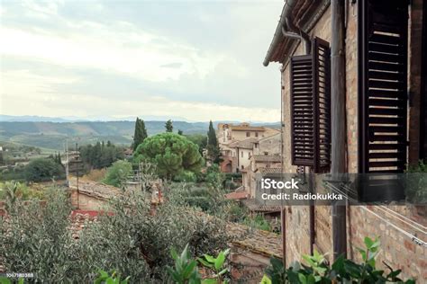 창문이 열린 아침 풍경에서 정원 나무 저택 그린 힐스 투 스 카 니 힐스 빌라 이탈리아의 지방에서 아침에 이탈리아 시골 가을에 대한 스톡 사진 및 기타 이미지 Istock