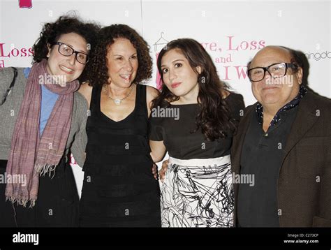 Gracie Devito Rhea Perlman Lucy Devito Et Danny Devito Célébrant Les