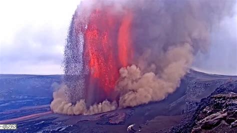 Hawaiis Kilauea Volcano Lights Up Sky With Fiery Eruption Us News