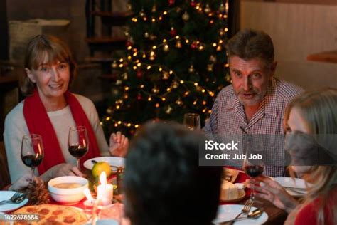 크리스마스 축하 행사를 계기로 거의 사랑하는 사람들과 화상 통화를 하는 가족 토스트 가금류에 대한 스톡 사진 및 기타 이미지