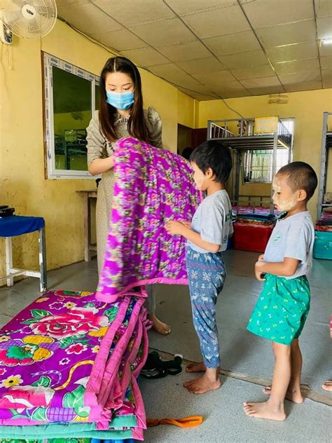 မိဘမဲ့ကျောင်းက ကလေးတွေရဲ့ လိုအပ်နေတာလေးတွေကို စုပေါင်းပြီးသွားရောက်လှူဒ