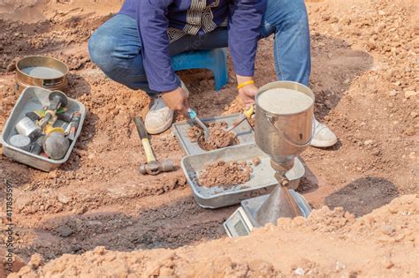 Foto De Worker Using Equipment For Testing Laboratory Field Density