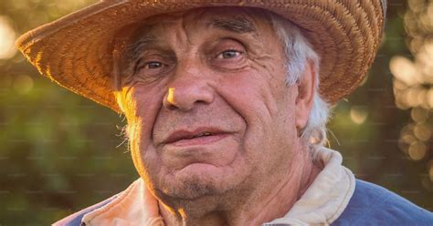 화창한 봄 정원과 일몰 하늘을 배경으로 밀짚모자를 쓴 노인 백발의 남자의 초상화 평화로운 은퇴 마을 생활 사진 Unsplash의 우크라이나 이미지