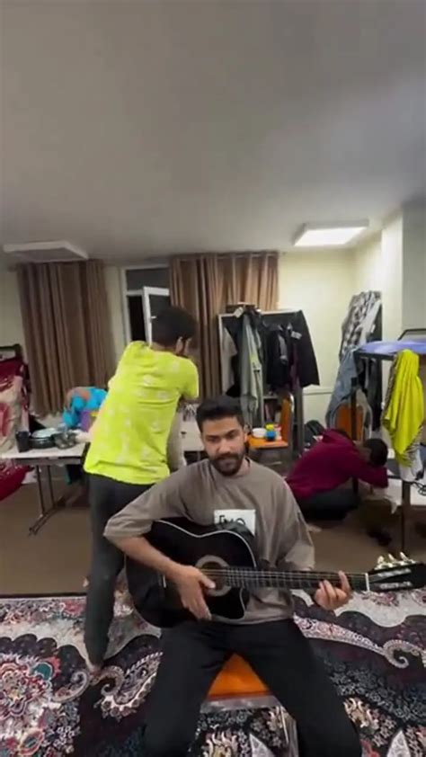 کلیپ شادی که از یک خوابگاه پسرانه وایرال شد