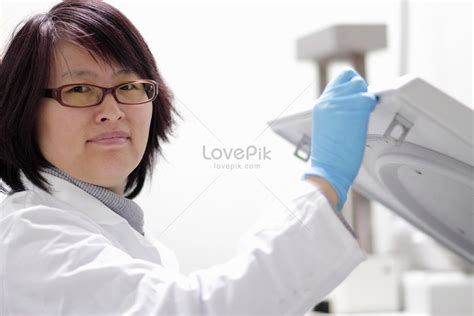 실험실에서 장비를 사용하는 과학자 사진 무료 다운로드 Lovepik
