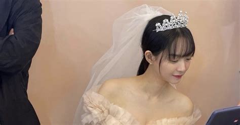 김우빈♥ 신민아 오프숄더 웨딩드레스 입고 여신 미모 [n샷]