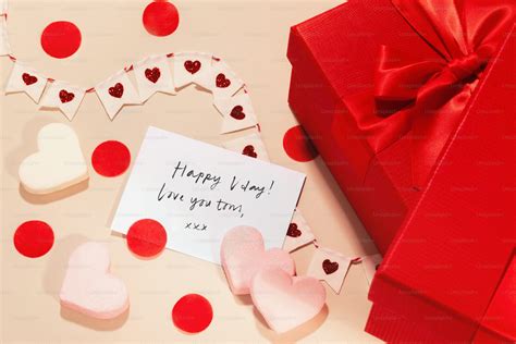 빨간 선물 상자 옆에 있는 발렌타인 데이 카드 사진 Unsplash의 생일 카드 이미지