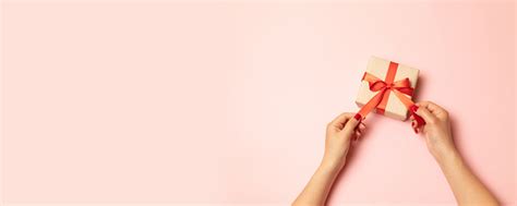 텍스트 탑 뷰를 위한 장소와 함께 깜짝 선물로 크래프트 종이 선물 상자를 들고 있는 손 갈색에 대한 스톡 사진 및 기타 이미지