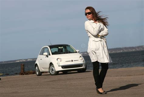 Meisje Dat Zich Naast De Auto Bevindt Stock Afbeelding Image Of Ketting Overzees