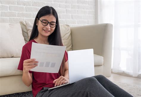 아시아 여자 프리랜서 한 바닥에 앉아 서류와 노트북에서 일 하는 안경 착용 하 고 집에서 소파에 기대어 개념 가정에서 작동 인터넷에 대한 스톡 사진 및 기타 이미지 Istock