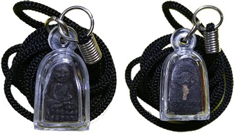 หลวงพ่อไพโรจน์ วัดห้วยมงคล มอบหลวงพ่อทวด เนื้อผงคลุกรัก ให้นิตยสารพระเครื่องอภินิหาร แจกปีใหม่