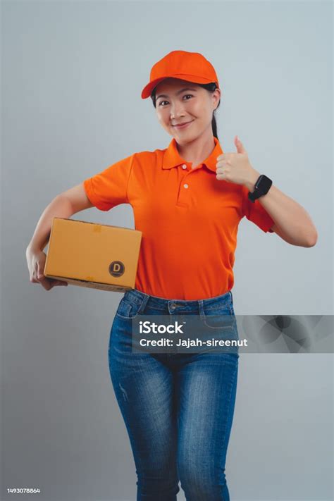 유니폼 폴로 티셔츠를 입고 상자를 들고 행복한 미소를 짓고 있는 아시아 여성은 하얀 배경 위에 고립되어 서 있다 여자에 대한 스톡 사진 및 기타 이미지 Istock