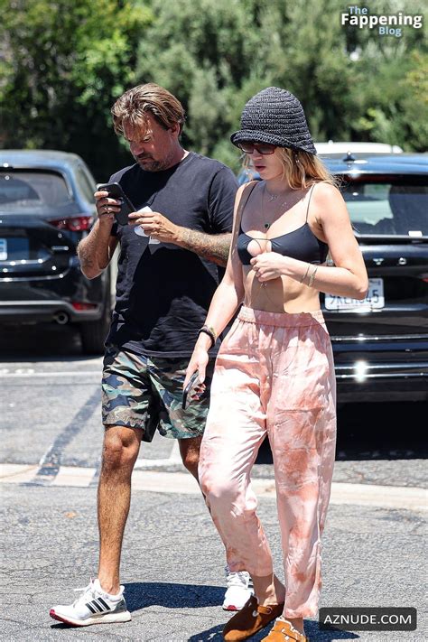 Julia Stambler Sexy Seen With Sean Stewart Shows Off Her Stunning