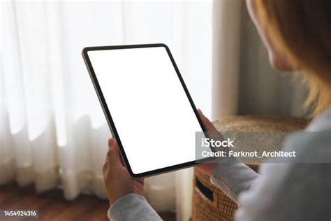 집에서 빈 데스크톱 화면으로 디지털 태블릿을 들고있는 여성의 모형 이미지 35 39세에 대한 스톡 사진 및 기타 이미지 35 39세 가정 생활 가정의 방 Istock