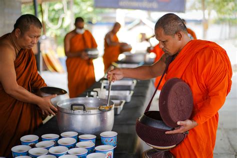 อนุโมทนาบุญกับเจ้าภาพถวายภัตตาหารเช้าและเพลแด่พระภิกษุสงฆ์ศูนย์ปฏิบัติธรรมวัดหนองก๋าย 18 มี ค