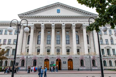 Головний корпус УкрДУЗТ Харків що манить