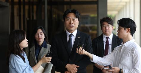 Seoul Metropolis Councilor Lee Jong Bae Reviews Suspicion About First